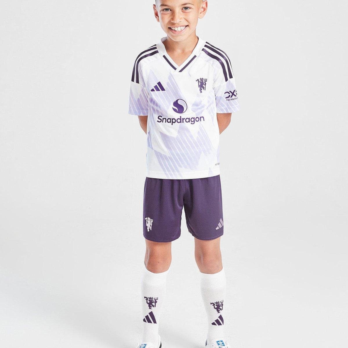 White adidas Manchester United 25/26 Away Mini Kit Children's - JD ...